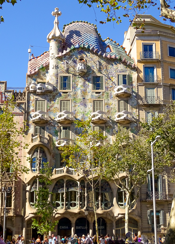 6 fun Gaudi buildings to see in Barcelona Spain - Map & Family